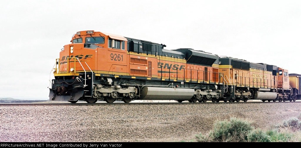 BNSF 9261 leads eb loads
